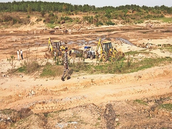 Two tractors seized while lifting sand from Usri river in Bankhanjae ...
