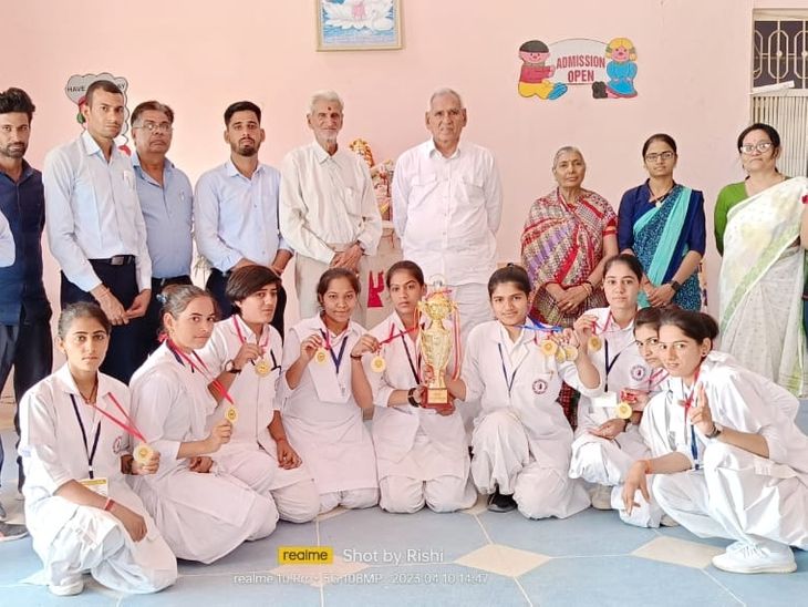 The daughters of Marwar Mundwa hoisted the flag, | नर्सिंग काउंसिल की ...