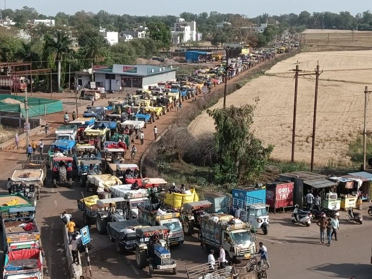Trolleys queue up from Dussehra Maidan to Mandi Gate; jammed many times ...