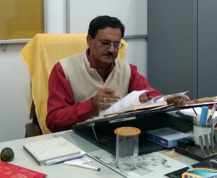 Pro. Chayan Kumar Mishra's tenure is over: will hold the command for three years | अविवि में ...