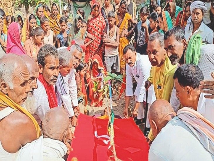 Mourning the demise of CPI leader in Bakhri, villagers paid tribute ...