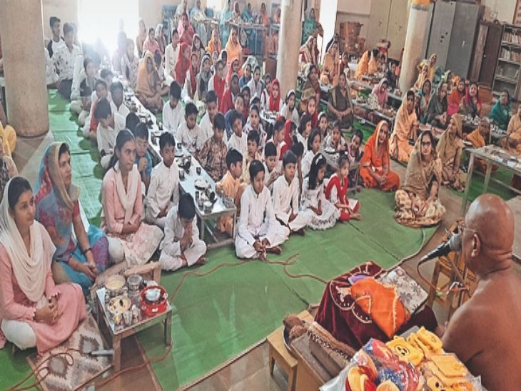 The school where Muni Sudhasagar and Muni Kshamasagar grew up on the ...