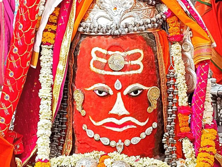 Shringar in the form of a king by offering fragrant flowers of tripund ...