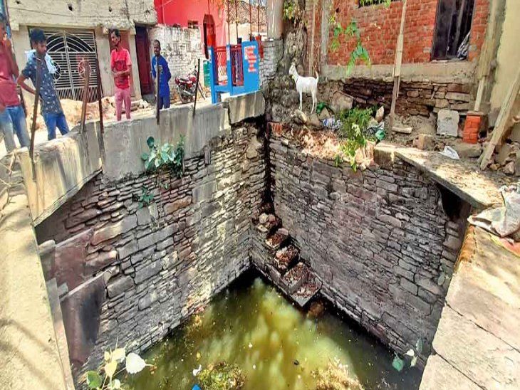 800 years old well in the middle of the city due to dilapidated wall ...