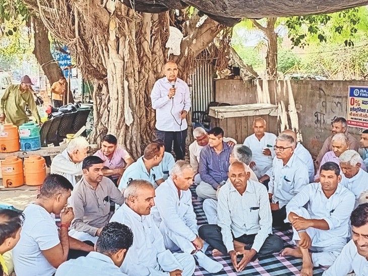 Residents of Azad Nagar said, people sitting on dharna are baking ...
