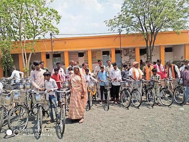 Free cycles given to 137 students in CM Rise School, Khawasa | निशुल्क ...
