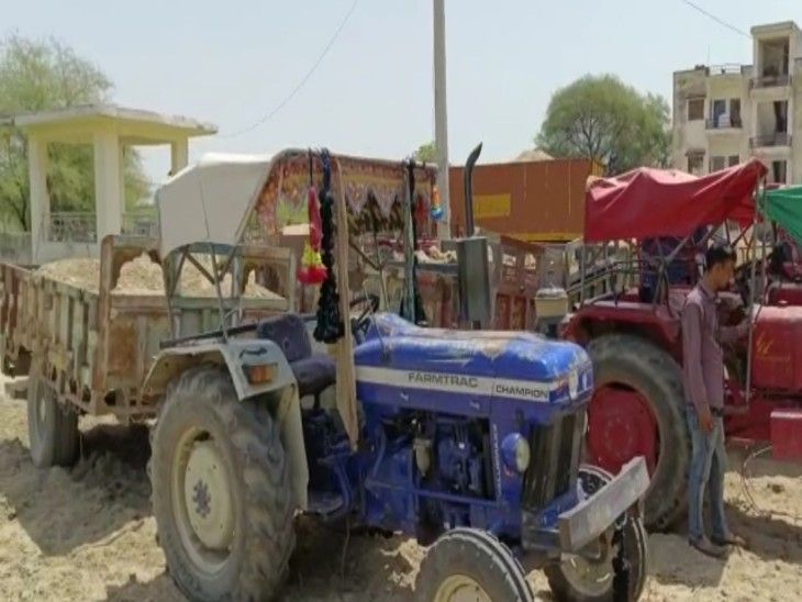 2 tractor-trolley filled with illegal gravel seized, drivers fled after ...