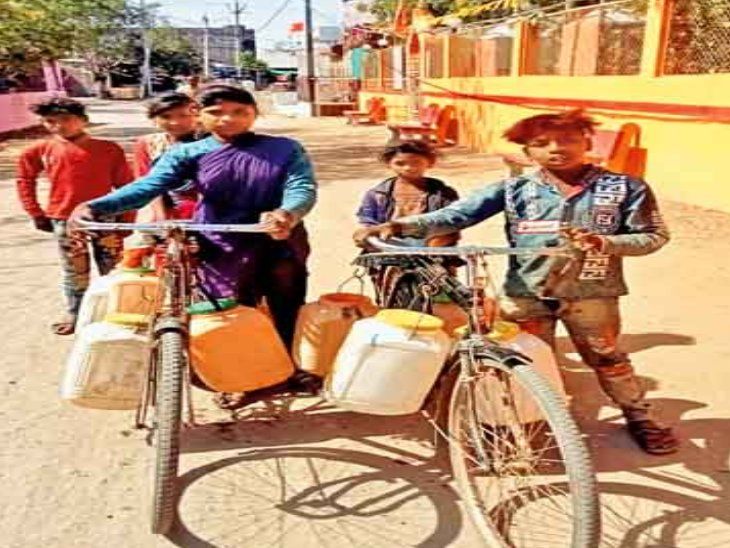 Hand pump and Nirmal Neer well dry, now children are bringing water ...