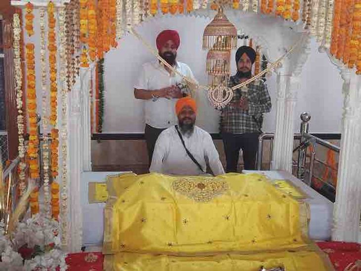 Special Kirtan Darbar decorated on Khalsa Sajna Day, people took prasad ...
