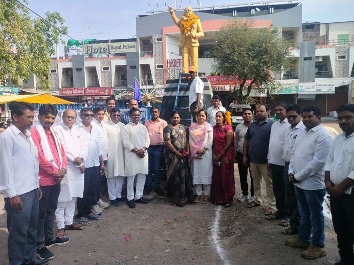 Walking ceremony held in Dhamnod, remembered by garlanding the statue ...
