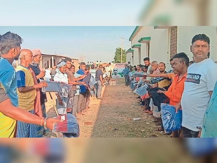 KB Sahay Foundation distributed clothes among the helpless | सराहनीय ...