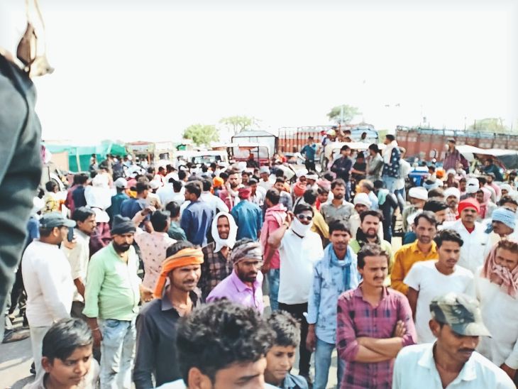 Auction ... Angry farmers closed the mandi gate for buying wheat at a ...