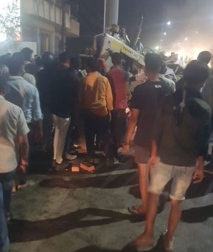 Varanasi Tractor rams bike riders on overbridge Tractor carrying bricks ...