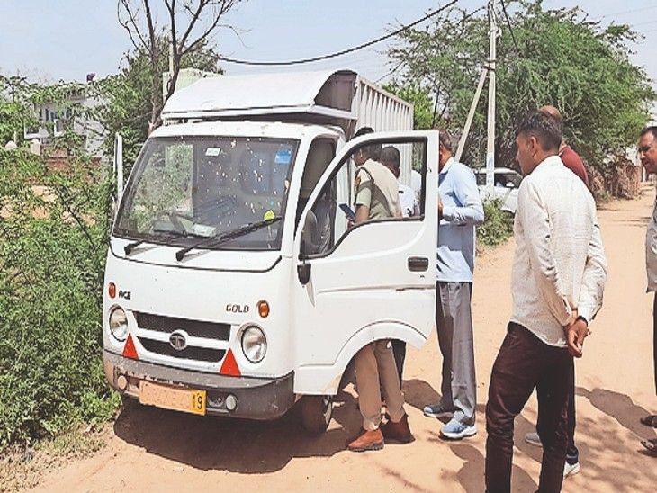 Tempo driver's throat strangled and tied in tarpaulin and thrown into ...