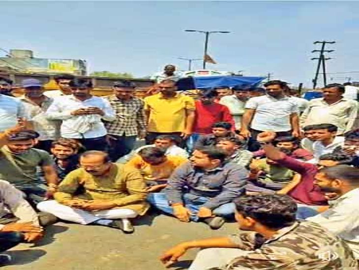 Farmers angry due to low price of wheat, one hour jammed at Mandi Gate ...