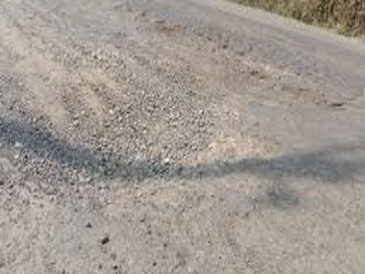 15 km of roads from DPS to Devguradia, Gumashta Nagar, Scheme 71 ...