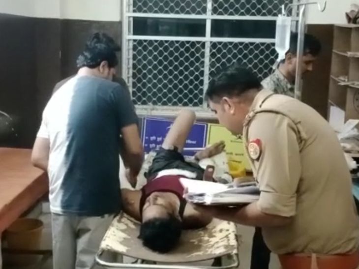 Driver killed, three seriously injured, bus broke down on the way | बस ठीक करा रहे चालक को पिकअप ...