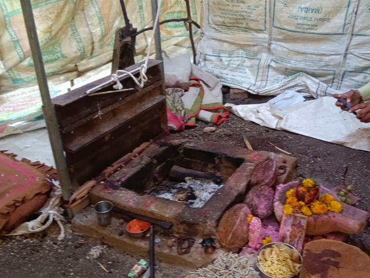 Couple Behead Themselves Using Guillotine Like Device As Sacrificial
