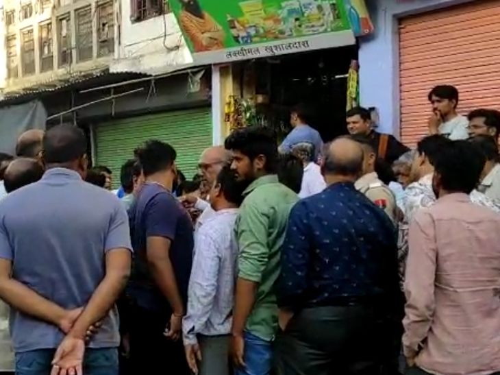 Angry traders closed shops, DSP and SDM explained | स्कूटर हटाने को ...