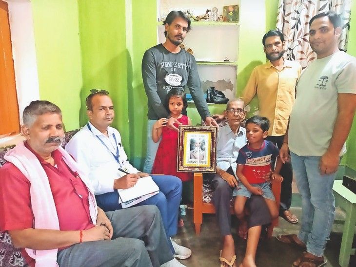 Cultural team scripting the history of anonymous freedom fighters ...