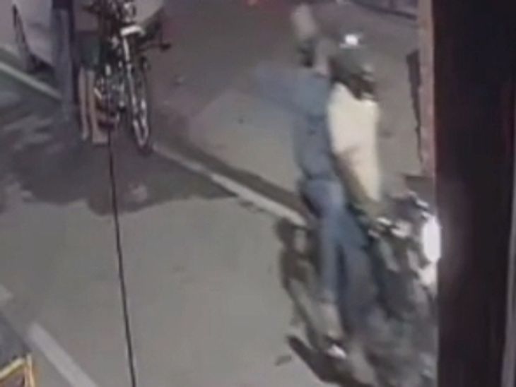 Bike riding miscreants looted two tola gold chain at gunpoint, fled ...