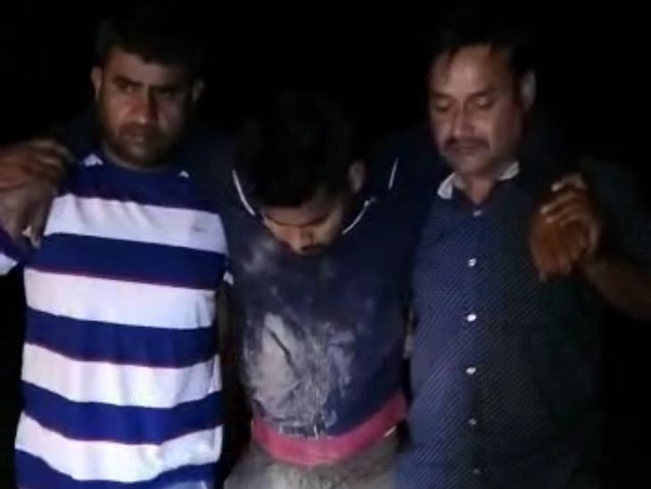 One shot in leg, second absconding, absconding in chain snatching case