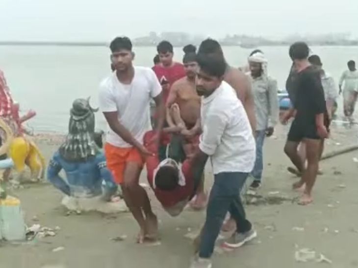 Divers recovered the dead body, was troubled by family discord | गजरौला ...