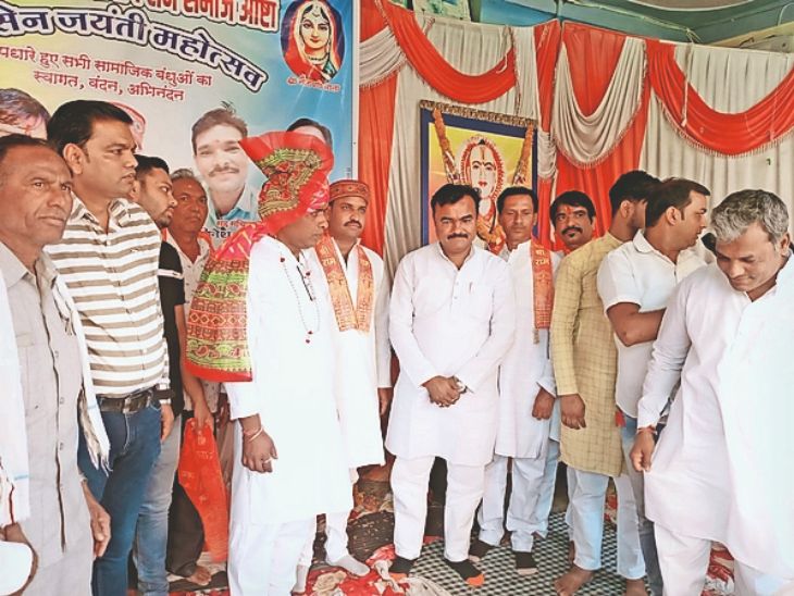 Poor father marries his daughter easily through mass marriage ...