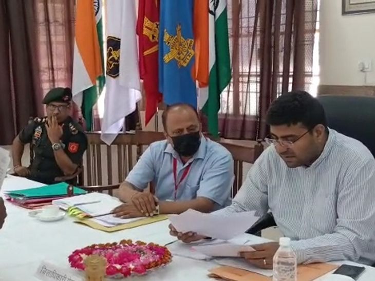 DM Deepak Meena gave the order in the meeting, said - dispose on time ...