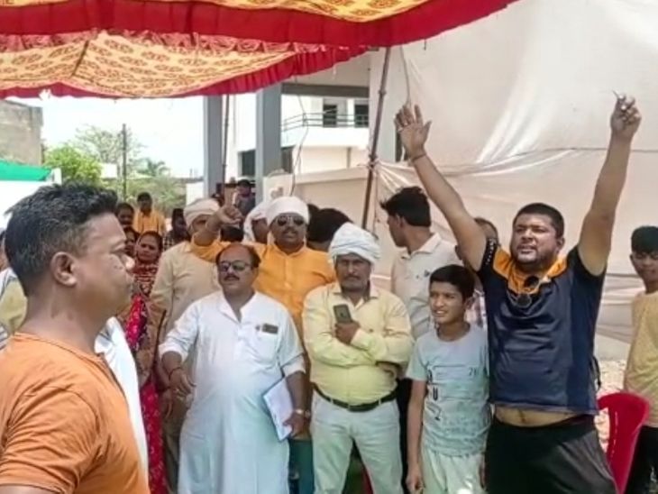 The MLA said to the DEO - let's open the shop in front of your bungalow | शराब दुकान खोलने का ...