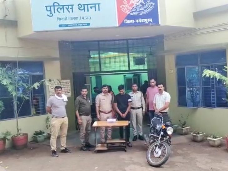 Arrested a young man who was roaming around illegally with country made ...