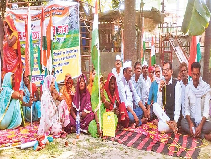 Dharna against the neglect of Salt Satyagraha site Garhpura | धरना ...
