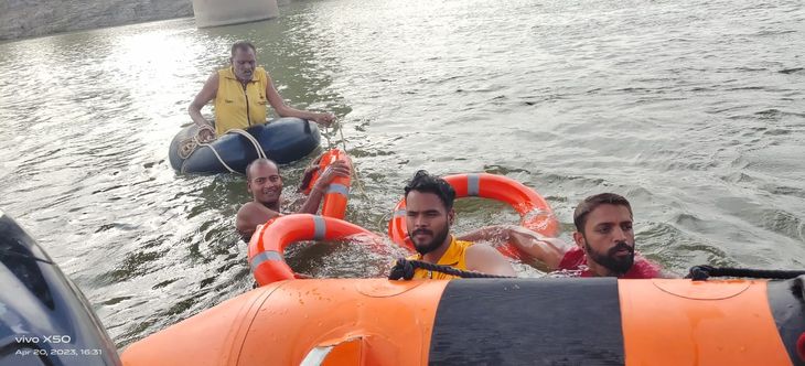 SDRF team is doing rescue huge crowd of people gathered on the spot ...