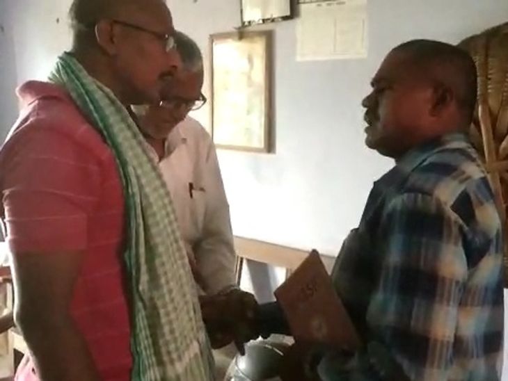 Trying to eat in front of the principal, fierce commotion, was making ...