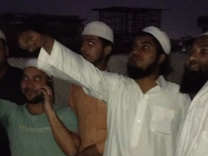Eid moon sighted in Kanpur, people greet each other by hugging | 22 ...