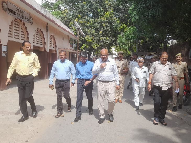 Deoria DM and SP took stock of basic facilities, gave many guidelines ...