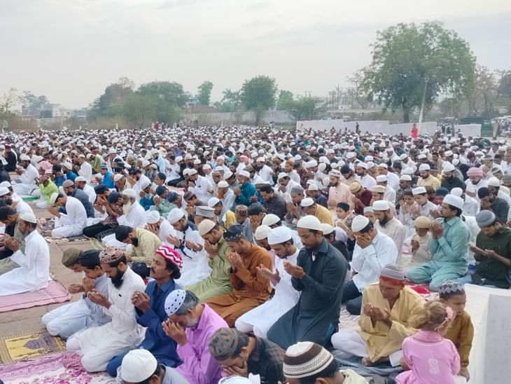 Raised hands to pray for peace, peace and prosperity, greeted Eid with ...