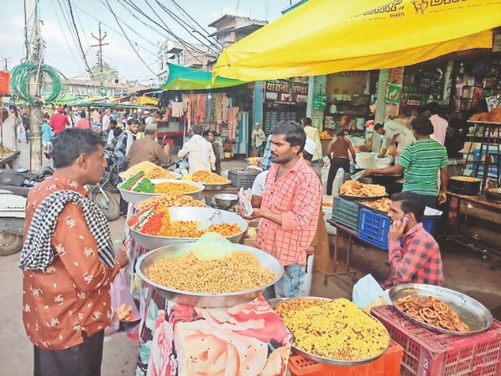 Eid today; Crowds gathered in the markets on moon night, shops ...