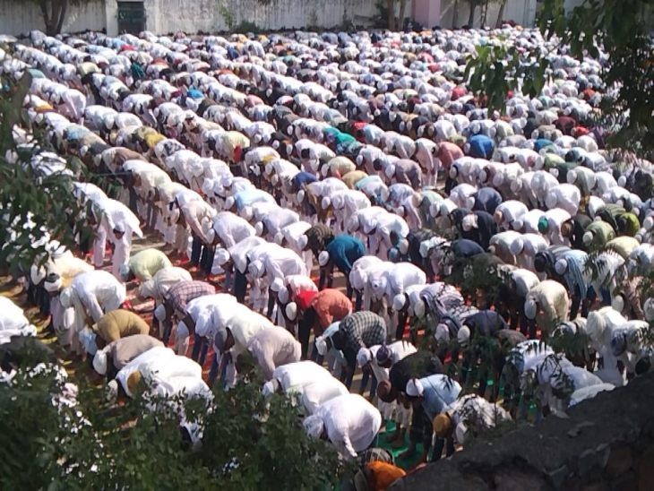 Thousands of people reached Idgah, greeted each other by hugging ...
