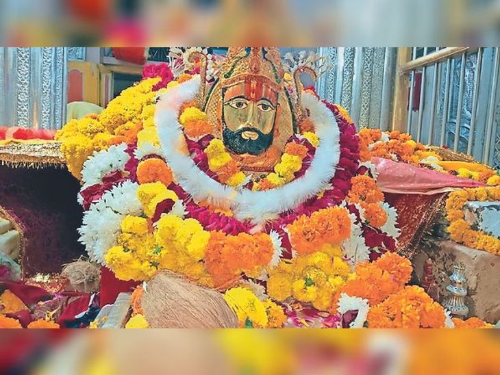 Thousands of devotees visited the golden crown decorated on the tomb ...