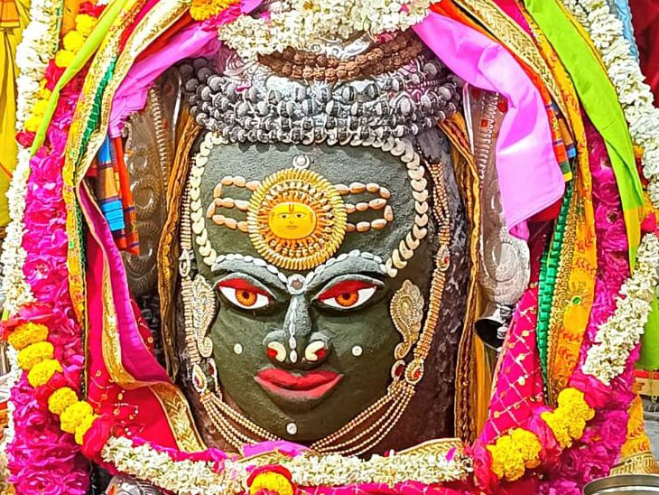 Offering Tripun made of dry fruits to Lord Mahakal and adorning it with ...