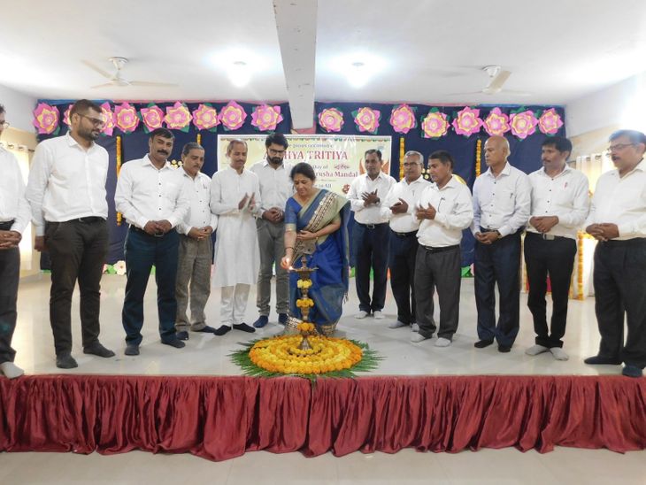 The program started by unfurling the Akshay flag, Sahastra Top Mandal tied the ceremony with ...