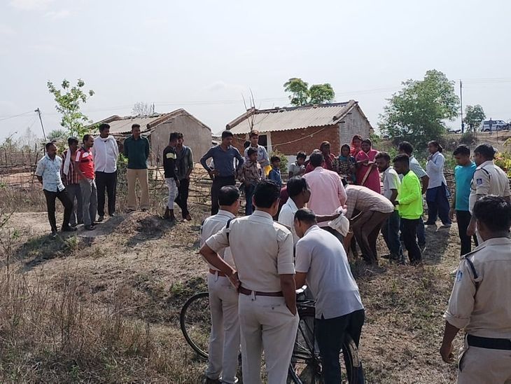 Marks of injury from a sharp weapon in the throat, fear of murder ...