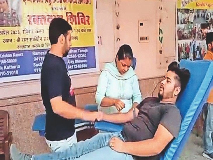 100 youth donated blood in the camp of All India Arora Khatri Punjabi ...
