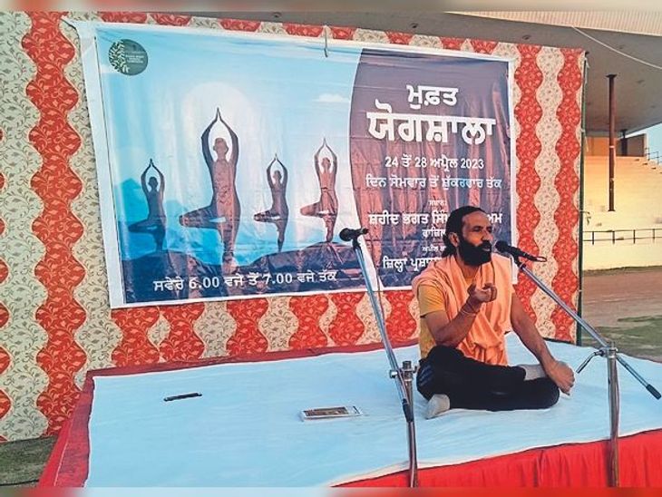 Yoga Guru Acharya Karna Dev conducting yogasana at Yogshala Muhistidium ...