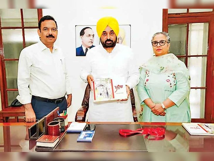 CM released the book 'Pahunch' showing public friendly initiatives of ...