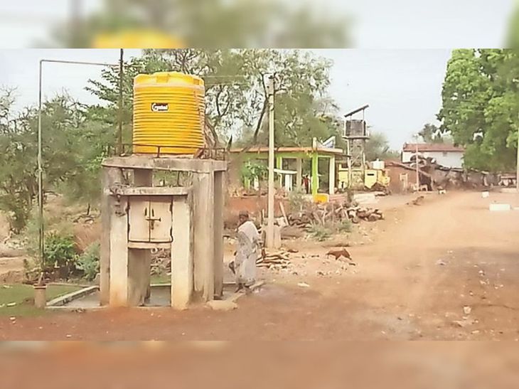 Quenching thirst by buying water from private bore in Penwar | गर्मी ...