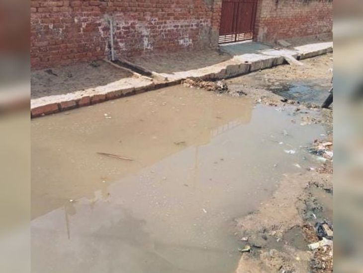 Overflowing drains are flowing on the road, broken chambers are ...