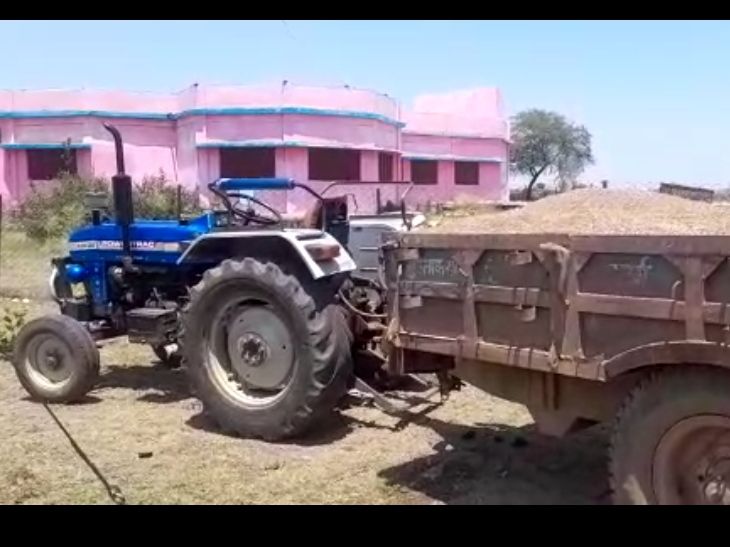Deepnakheda police caught the accused, seized tractor-trolley and sand ...