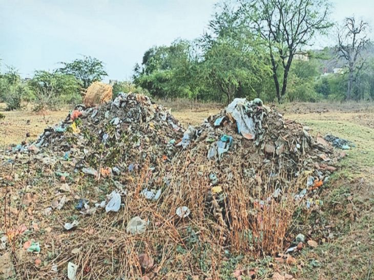 Debris being filled in trolleys on Ganga Jalia and Shanti Dham Marg ...